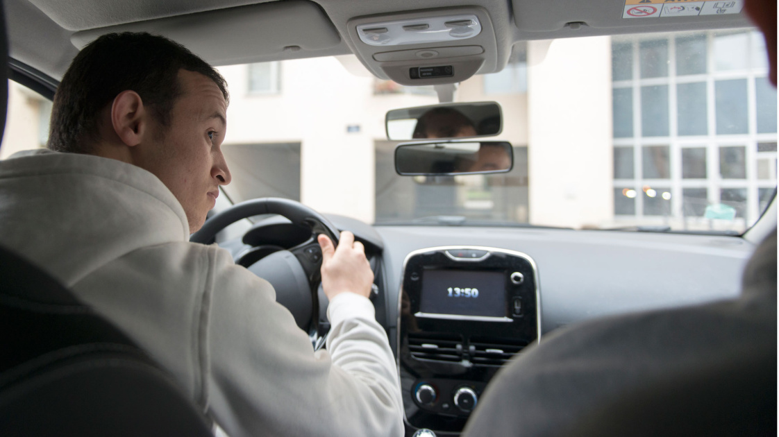 Une auto-école sociale tenue par Apprentis d'Auteuil aide des jeunes à ...